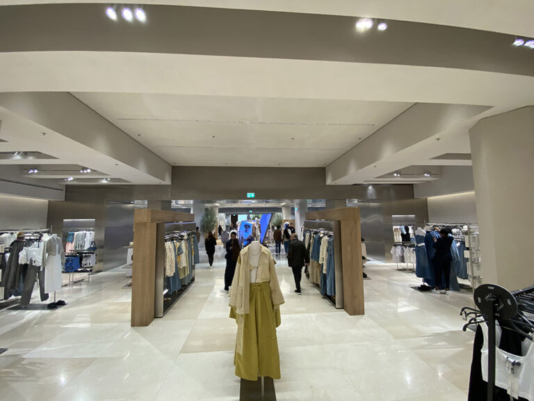 The flagship store Zara on the Champs-Elysées: ultra-digital