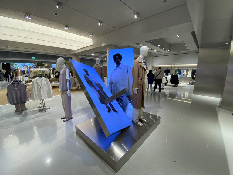 The flagship store Zara on the Champs-Elysées: ultra-digital